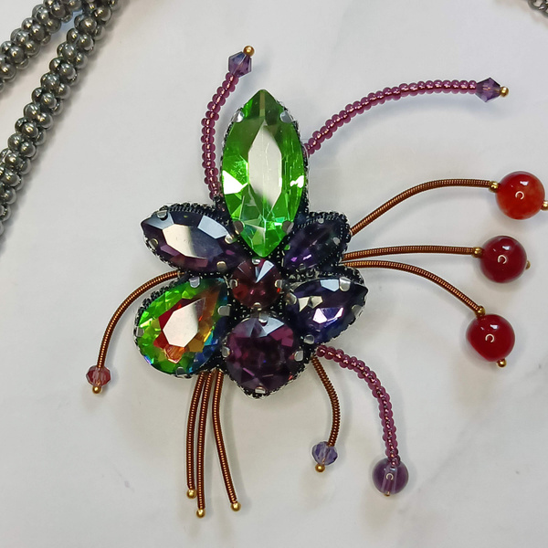 Брошь ручной работы букетик из кристаллов, аксессуар в винтажном стиле ...