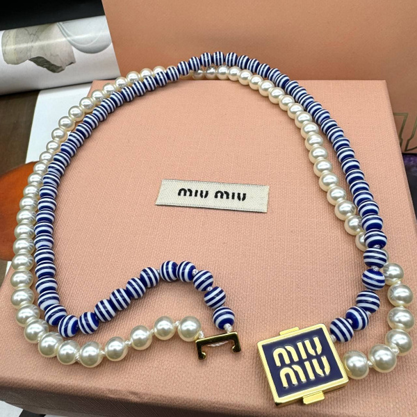 Колье в стиле в стиле Miu Miu с жемчужинами и логотипом модного дома купить с доставкой по