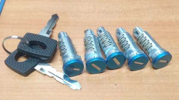 Комплект личинок дверей 5шт Mercedes Sprinter и Vito 638 и VW LT Аналог ...