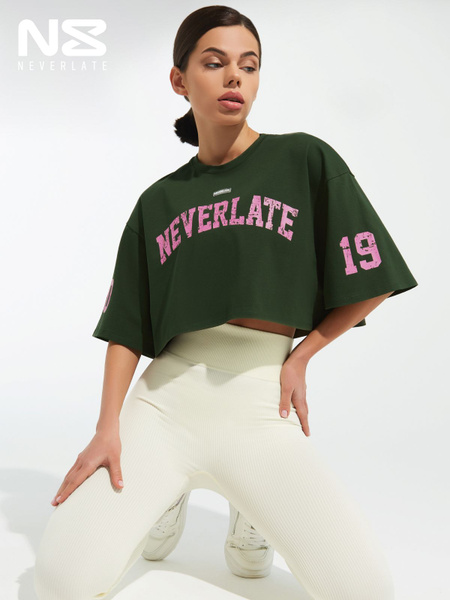 Футболка Женский NEVERLATE зеленый Короткий, размер 46 Трикотаж Логотип оверсайз Повседневный ...