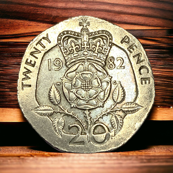 Монета Великобритания 20 пенсов 1982 года. Роза Тюдоров - геральдический символ Англии Елизавета ...