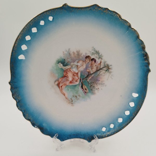 Тарелка винтажная с фигурным резным бортом, украшенная изображением нимфы с амуром, фарфор ...