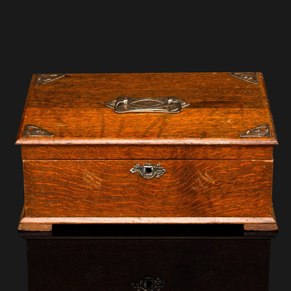 Шкатулка антикварная/винтажная в стиле модерн, украшенная металлическими накладками, дерево ...