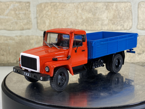 Характеристики Модель коллекционная автомобиля Горький 3309 / масштаб 1:43. подробное описание ...