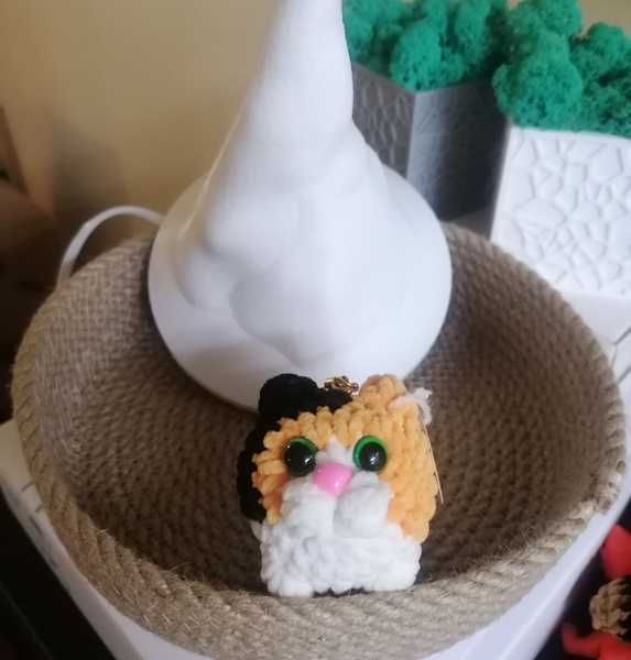 Кот колобок брелок вязаный мини - купить с доставкой по выгодным ценам ...