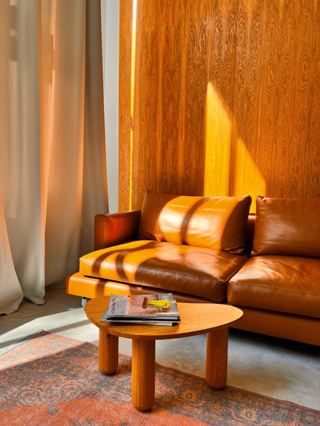 Журнальный стол Изогнутый журнальный столик из лиственницы с массивными ...