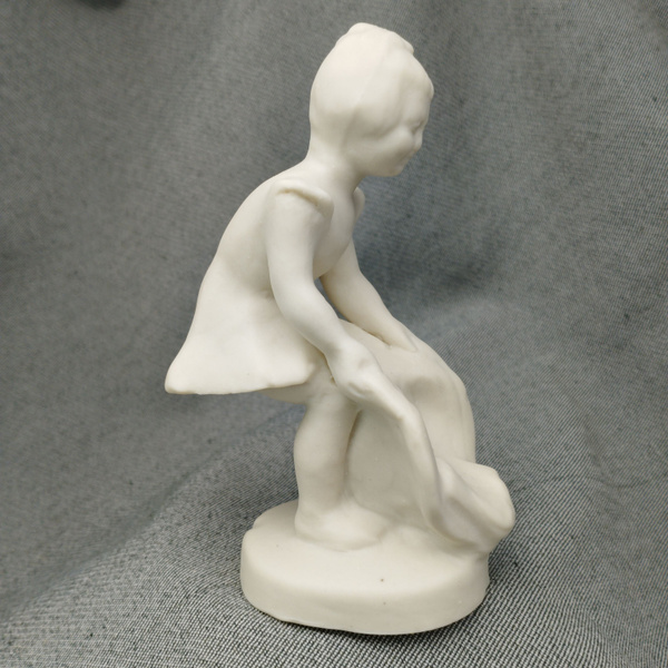 Статуэтка Девочка выпускает птиц, фарфор, артель Керамик, Полонное, СССР, 1950-1960 гг купить на ...