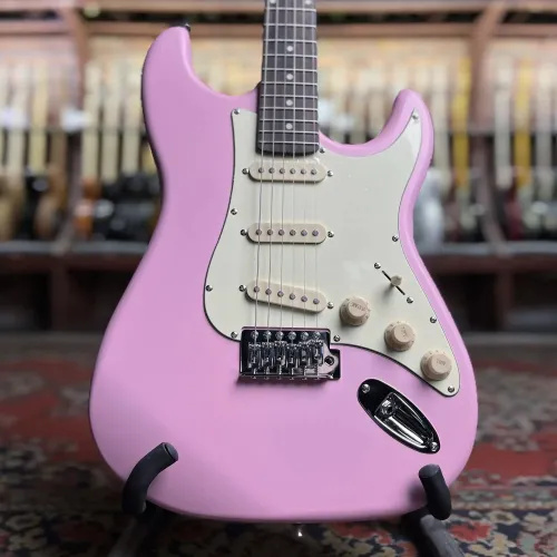 Электрогитара DMSEST202 Stratocaster SSS Pink купить на OZON по низкой ...