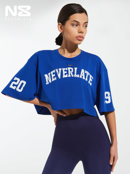 Футболка Женский NEVERLATE синий Короткий, размер 42 Трикотаж Логотип оверсайз Повседневный ...