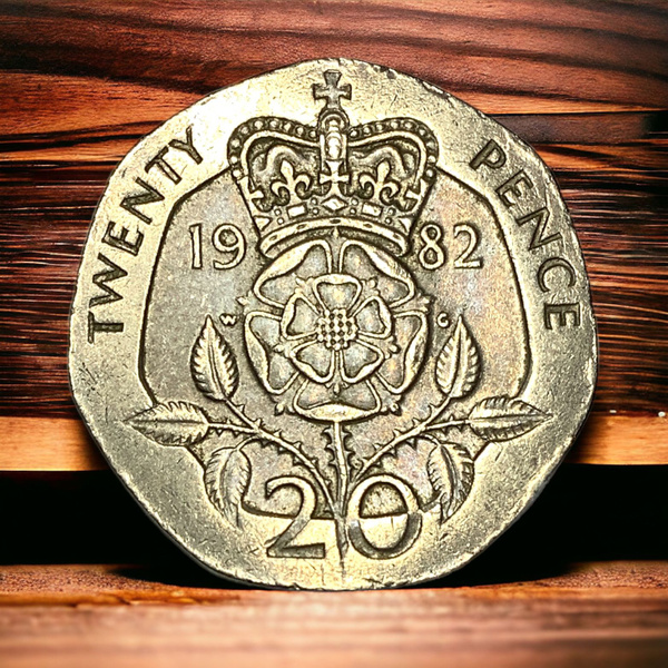 Монета Великобритания 20 пенсов 1982 года. Роза Тюдоров - геральдический символ Англии Елизавета ...