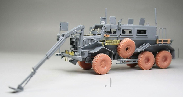 1/72 Автомобиль для разминирования с противоминной защитой Buffalo A1 ...