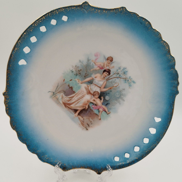 Тарелка винтажная с фигурным резным бортом, украшенная изображением красавицы с зеркалом и ...