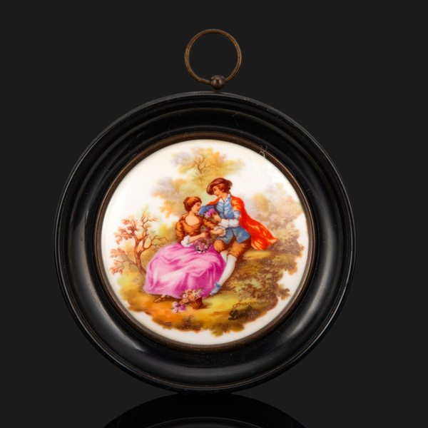 Настенное панно миниатюра с изображением галантной сцены фарфор деколь пластик металл