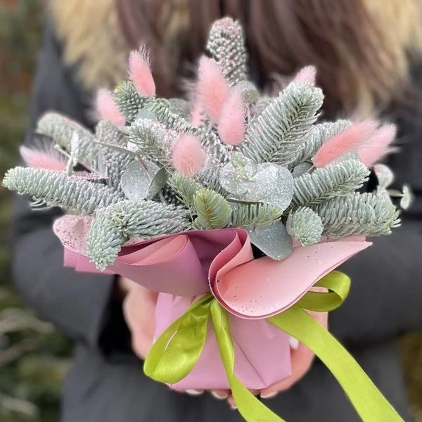 Новогодняя композиция из живой ели с сухоцветами. Голубая ель купить c ...
