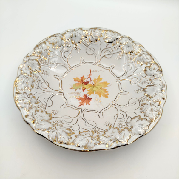 Блюдо винтажное сервировочное Кленовые листья с рельефным бортом, фарфор, деколь, золочение ...