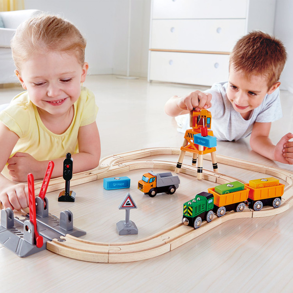 Железная дорога детская с краном Hape, 34 элемента (механический поезд) купить на OZON по низкой ...