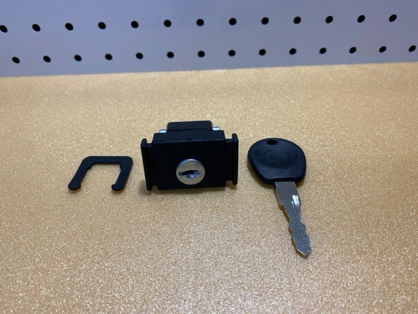 Замок вещевого ящика кабины (бардачка) в сборе с ключом и личинкой МАН ...