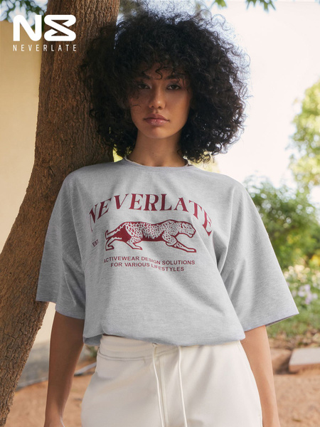 Футболка Женский NEVERLATE светло-серый Короткий, размер 48 Трикотаж Логотип, Анималистический ...