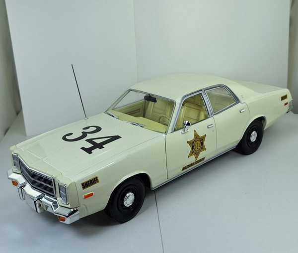 Коллекционная модель автомобиля Greenlight PLYMOUTH Fury "Riverton Sheriff 34" 1977 купить на ...
