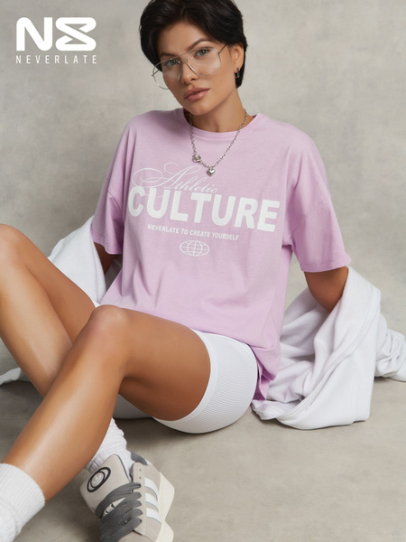 Футболка Женский NEVERLATE сиреневый Короткий, размер 42 Трикотаж Логотип оверсайз Повседневный ...