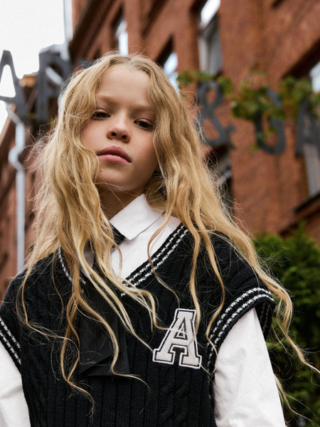 Жилет Девочки Acoola черный Трикотаж, размер 134 Нашивки прямой с открытыми плечами, трикотажный ...