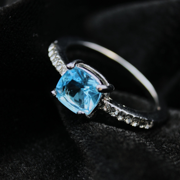 Blur Jewelry кольцо дорожка с большим голубым камнем. В подарок маме ...