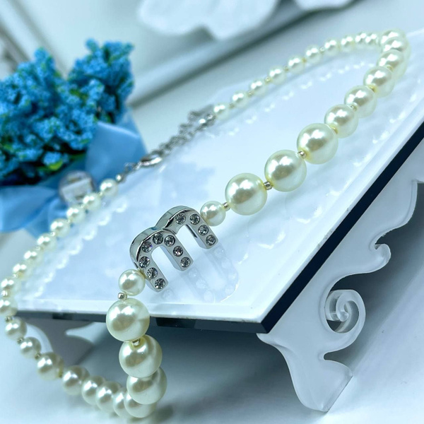 Колье в стиле в стиле Miu Miu с жемчужинами и логотипом модного дома купить с доставкой по