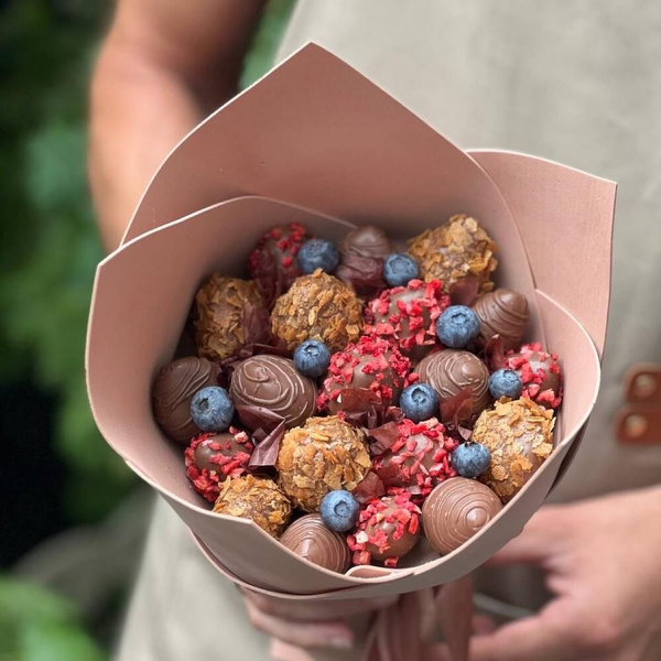 Букет из клубники в шоколаде с голубикой - купить с доставкой по ...