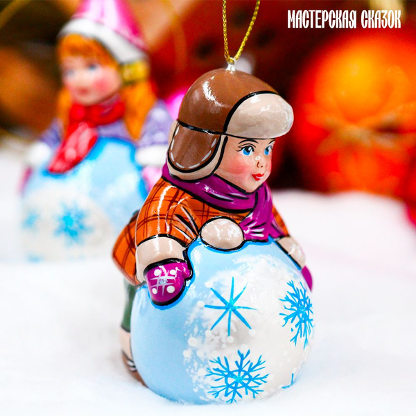 Елочная игрушка фарфоровая "Мальчик с комком снега" Ручная работа ...