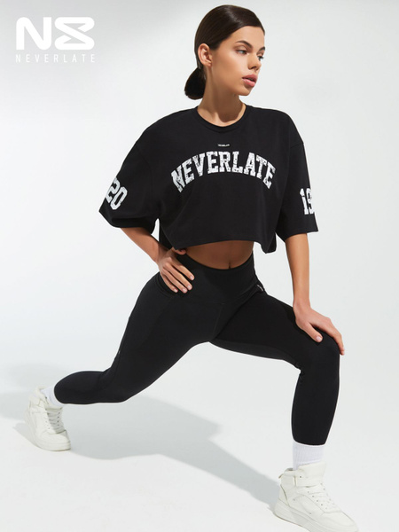 Футболка Женский NEVERLATE черный Короткий, размер 46 Трикотаж Логотип оверсайз Повседневный ...