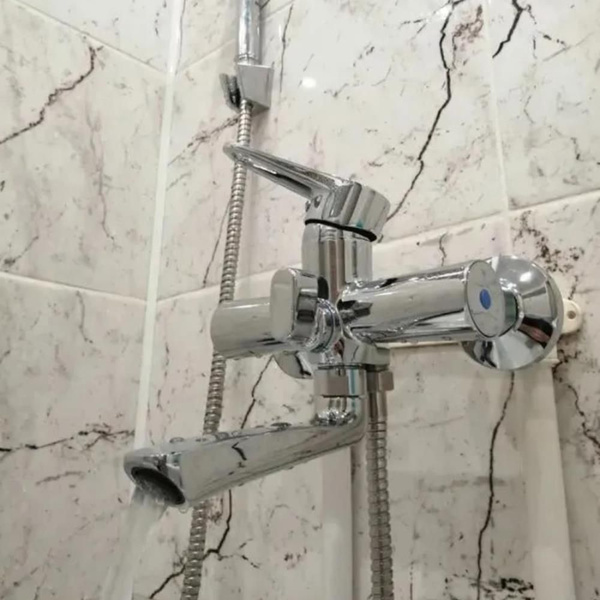 Смеситель для ванны с душем с коротким изливом с лейкой и шлангом ECONOCE EC0402 хром купить на ...