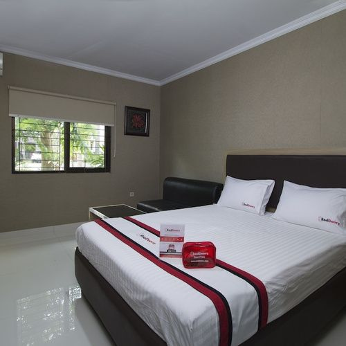 Отель Reddoorz @ Taman Simpruk Cikarang 3*, (Чикаранг) , цены на номера ...