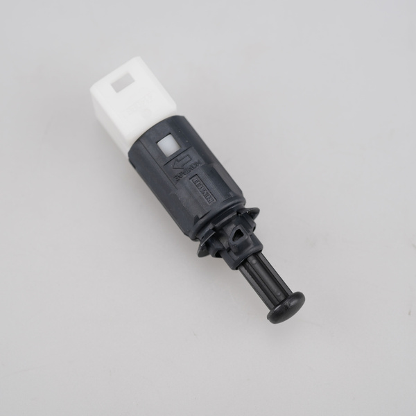 Выключатель стоп-сигнала Renault VelSatis Laguna1/2 Kangoo1 Trafic2 ...