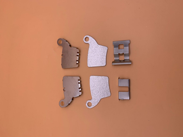 Комплект теплоизоляционных пластин тормозных колодок и пружин суппорта тип CRF задний суппорт ...