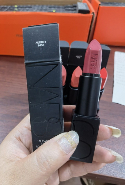 NARS помадаNARS Помада с сатиновым покрытием - купить с доставкой по ...