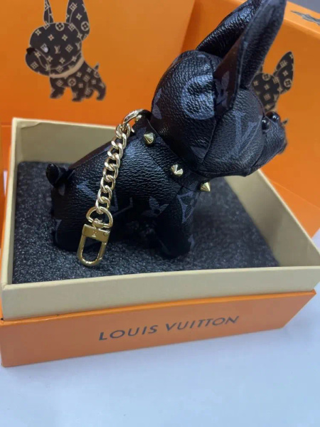 Брелок в стиле Louis Vuitton купить на OZON по низкой цене (1690292513)