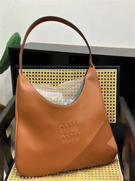 Miu Miu Сумка на плечо купить с доставкой по выгодным ценам в интернет магазине Ozon 1501537577