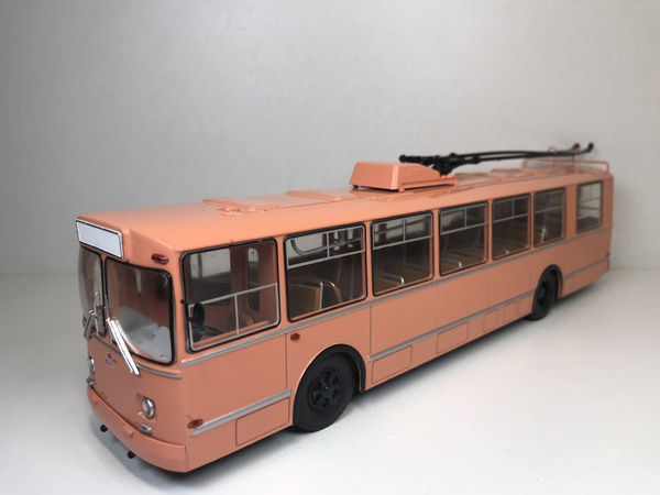 Коллекционная масштабная модель троллейбуса ЗИУ-9 /масштаб 1:43 ...