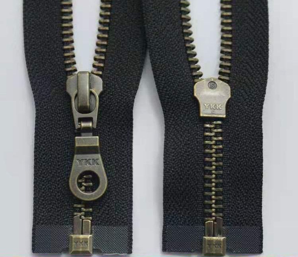 Застежка-молния разъемная, черная, металлическая. Желтая бронза. YKK. Тип 5. Длина 70 см. 1 ...
