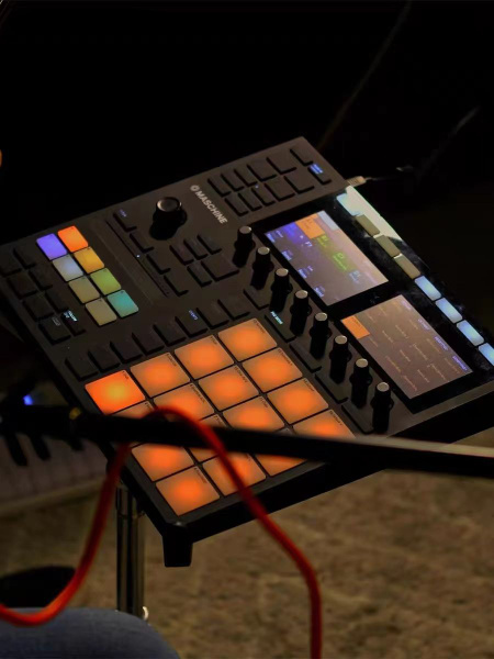 MIDI-контроллер Native Instruments Maschine +PLUS - купить с доставкой ...