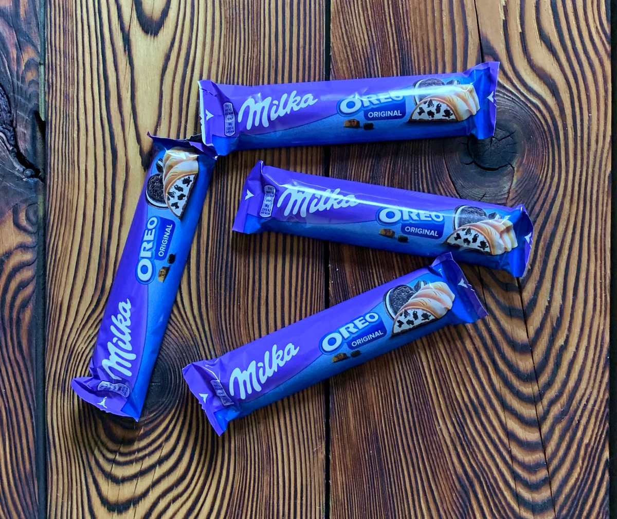 Молочный шоколадный батончик Милка Oreo с хрустящим шоколадным печеньем ...