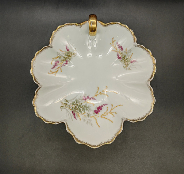 Сервировочное блюдо салатник с ручкой-петлей, украшенныйцветочным декором Porcelaine de Baudour ...