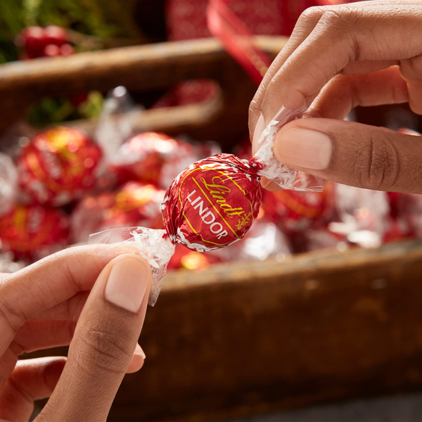 Развесные конфеты Lindt Lindor Молочный шоколад в слюде 100 гр. 8 штук ...