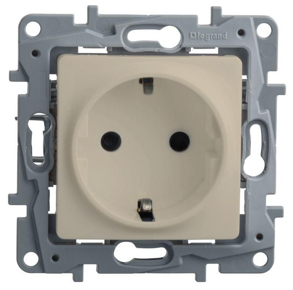 Розетка 1-м СП Etika 16А IP31 250В 2P+E с заземл. защ. шторки немецк ...
