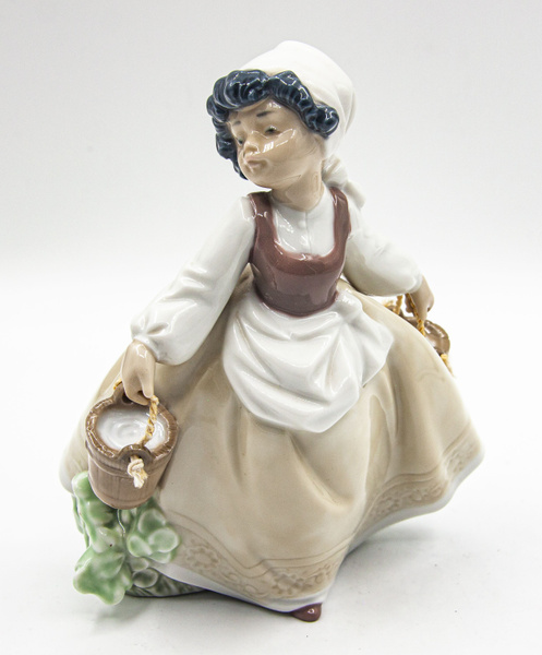 Фарфоровая статуэтка фигурка Девушка с ведерками Lladro Nao Испания 1985 год купить по