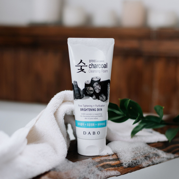 DABO Очищающая пенка для сияния кожи с экстрактом угля DABO Charcoal ...