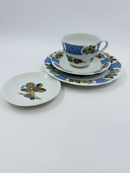 Чайная пара "Цветы" с пирожковой тарелкой и розеткой для варенья. Германия, мануфактура Kahla ...