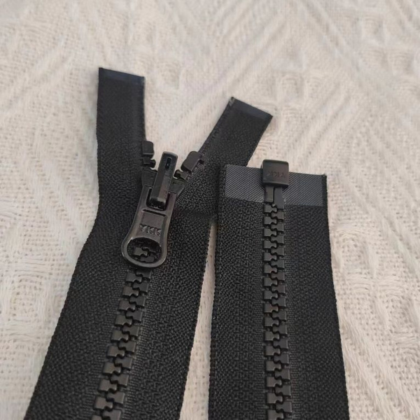 Характеристики Застежка-молния разъемная, черная. Нейлон. YKK. Тип 5. Длина 70 см. 1 перекидной ...