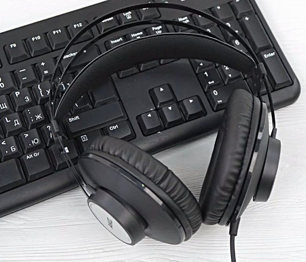 Наушники Полноразмерные AKG Наушники/проводные/охватывающие/стерео/200 ...