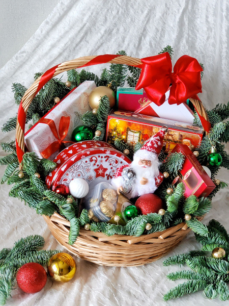 Новогодняя корзина с конфетами - купить с доставкой по выгодным ценам в ...